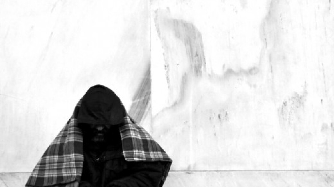 Ζητιάνος έξω από τράπεζα: Η ελληνική φωτό που «κέρδισε» τους Ευρωπαίους