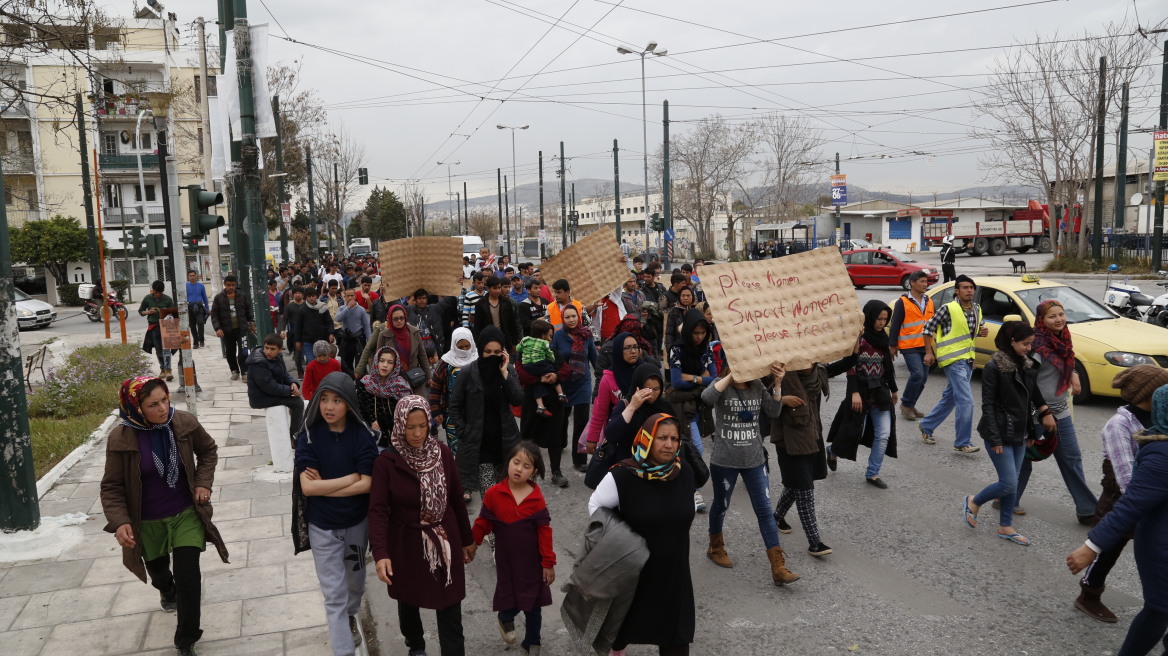 Τα ΜΑΤ «μπλόκαραν» στην Πέτρου Ράλλη τους μετανάστες από το Σχιστό