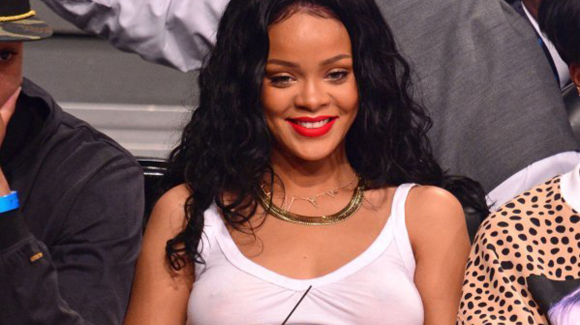 Celebrities that ‘hate’ bras (photos)