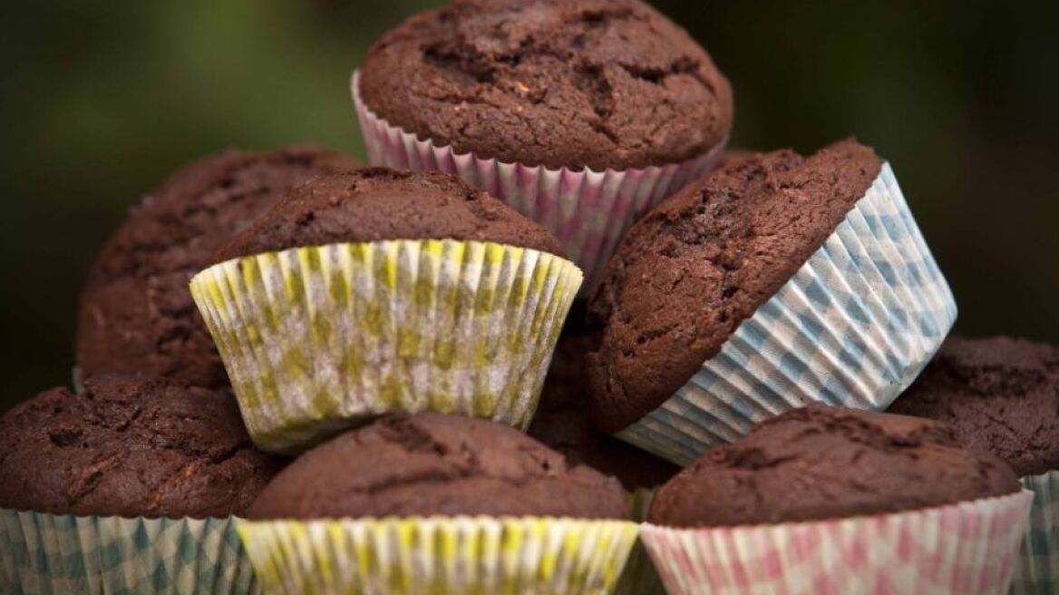 Σοκολατένια muffins με κολοκυθάκι και καρότο