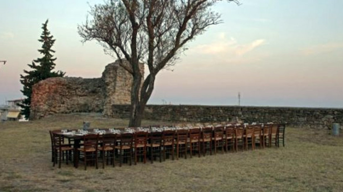 Βυζαντινό δείπνο με πιάτα του 1700 σε ξύλινη πόρτα από την Καππαδοκία