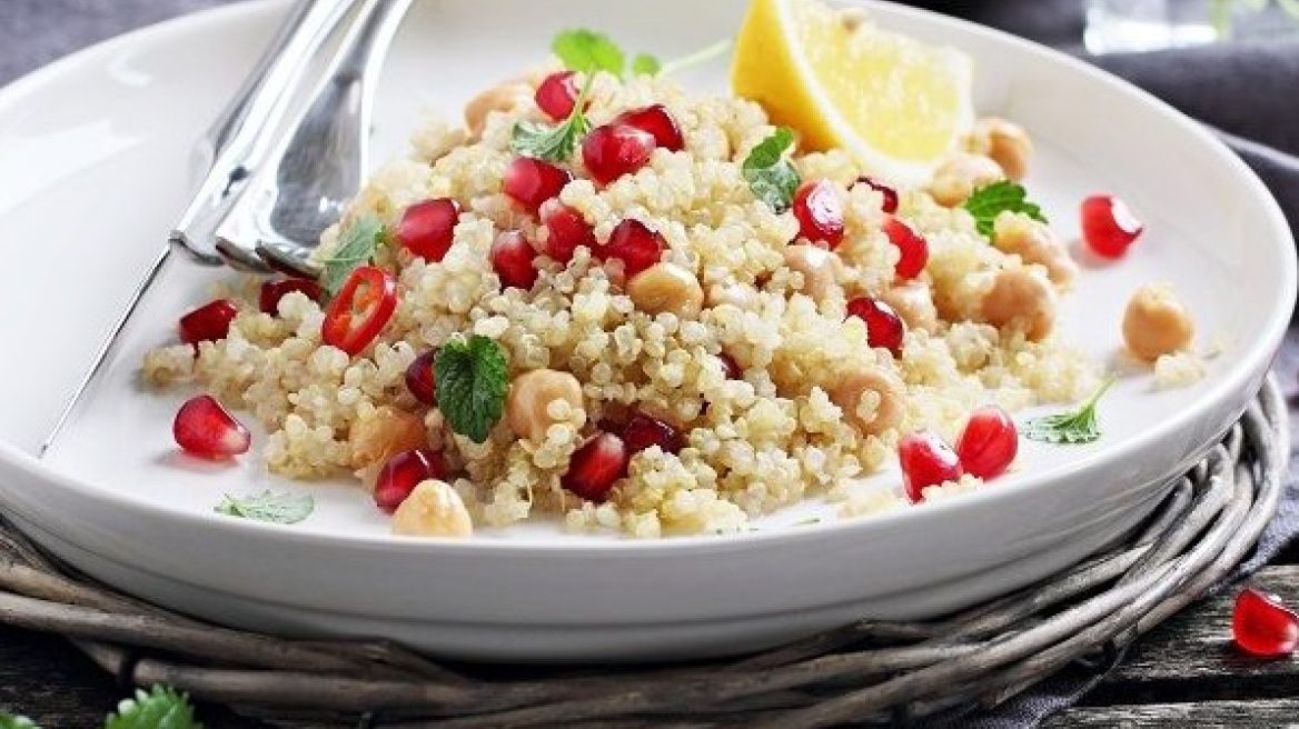 Ρεβυθοσαλάτα με κινόα, δυόσμο και ρόδι