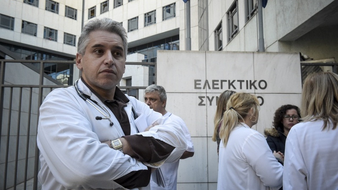 Την πόρτα της εξόδου του ΕΣΥ θα δουν 2.100 επικουρικοί γιατροί
