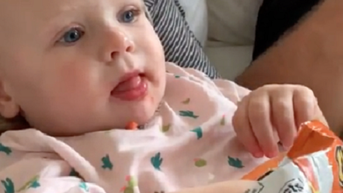 Ο Ρόμπιν Θικ ταΐζει την 16 μηνών κόρη του γαριδάκια και το Internet ...