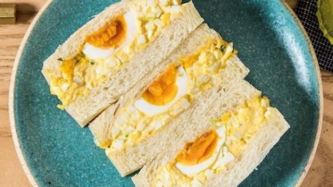 Δοκιμάζουμε τo διάσημο ιαπωνικό σάντουιτς με αυγό του Konbi, στο Λος ...