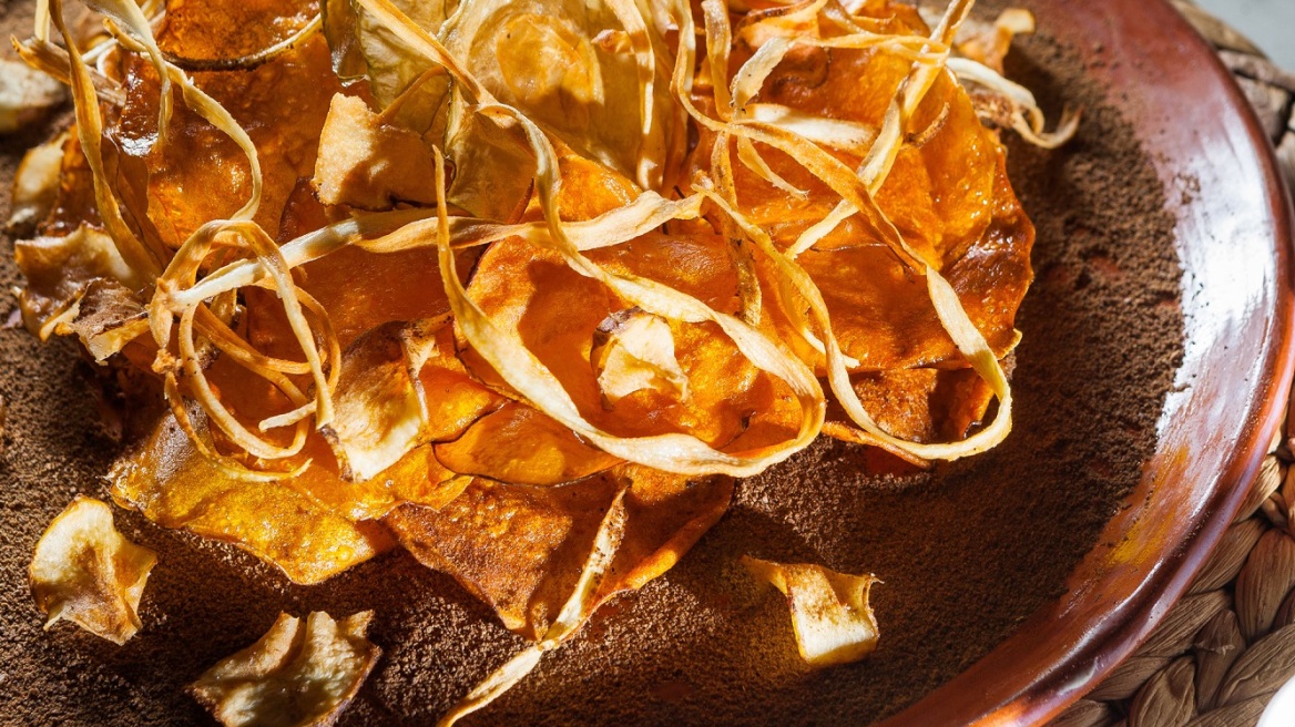 Chips γλυκοπατάτας με σάλτσα γουακαμόλε