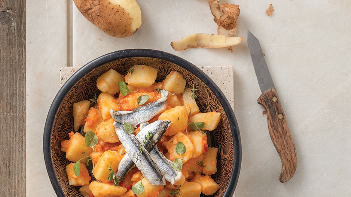 Πατάτες βραστές με κρέμα χωριάτικης σαλάτας και γαύρο μαρινάτο