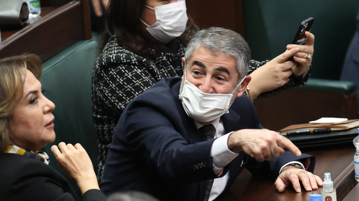 Τουρκία: Η οικονομία καταρρέει και ο υπουργός Οικονομικών ζητά να δουν ...