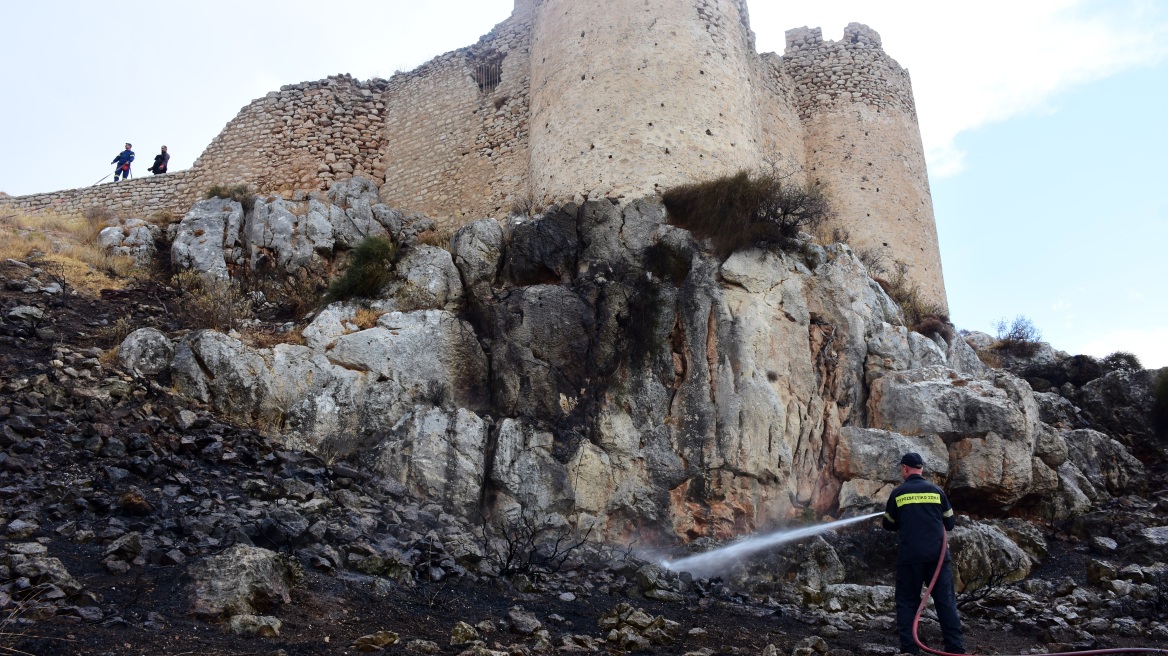 Φωτιά στο Κάστρο του Άργους-Δείτε φωτογραφίες