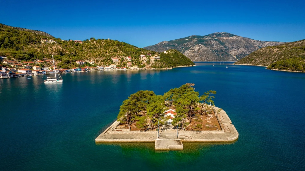 Το πευκόφυτο νησάκι της Ιθάκης που έγινε προορισμός για ζευγάρια