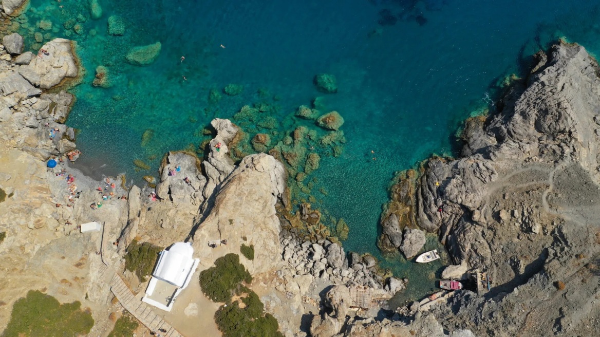 Αγία Άννα: Η παραλία της Αμοργού που ενέπνευσε το «Απέραντο Γαλάζιο»