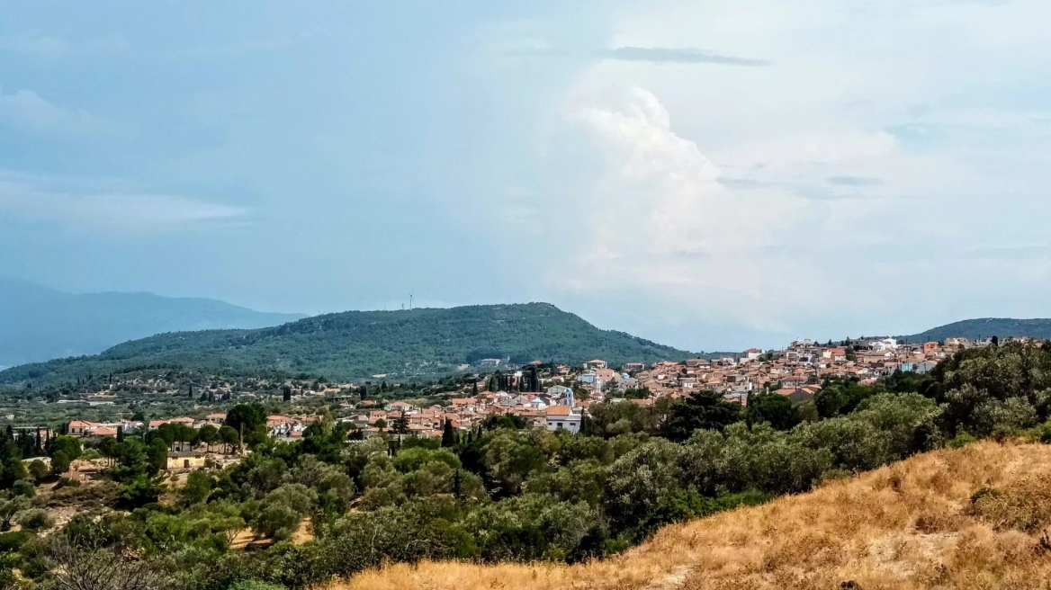 Στους Μυτιληνιούς της Σάμου με τα παραδοσιακά σοκάκια, τα αρχαία ...