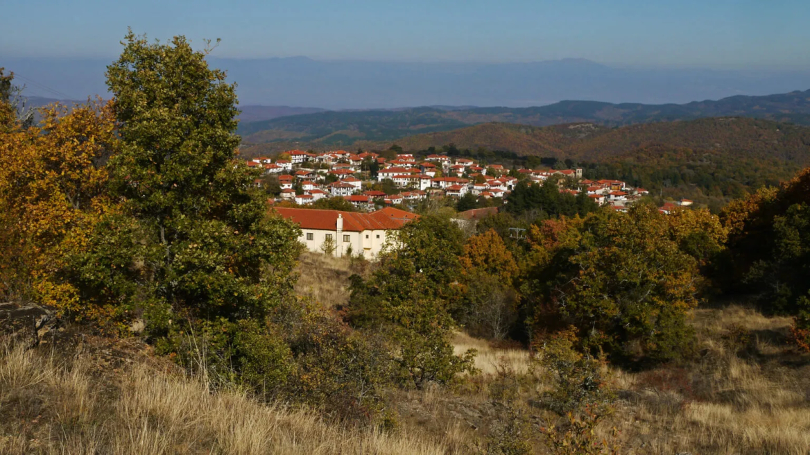 To «άγνωστο» χωριό της Θεσσαλονίκης με τις κόκκινες στέγες, τις ...