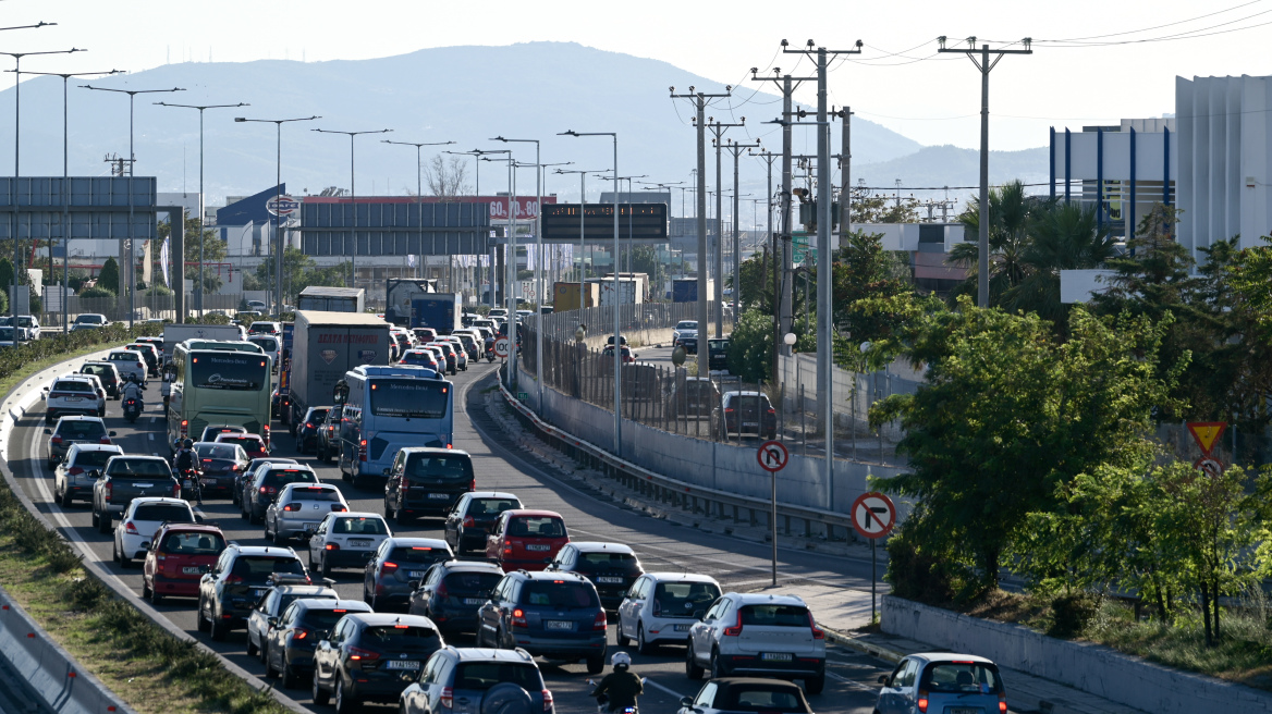 Κίνηση: Προβλήματα στην κάθοδο του Κηφισού λόγω τροχαίου στο ύψος του ...