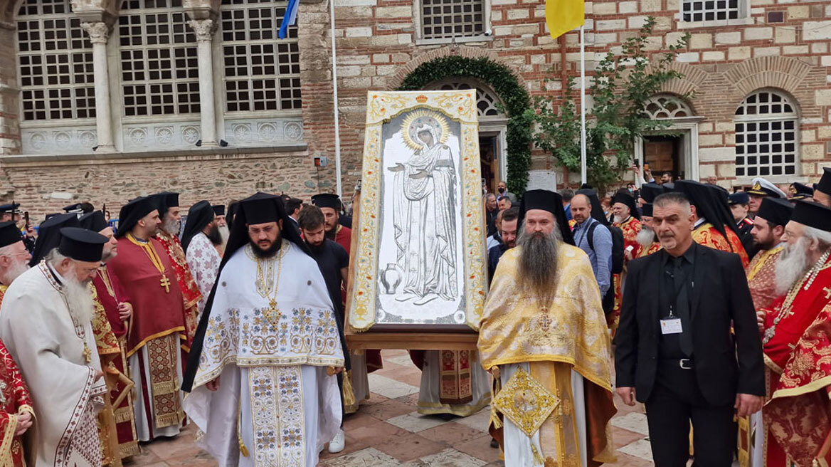 Θεσσαλονίκη: Με κατάνυξη και πλήθος κόσμου η λιτανεία για τον Άγιο Δημήτριο