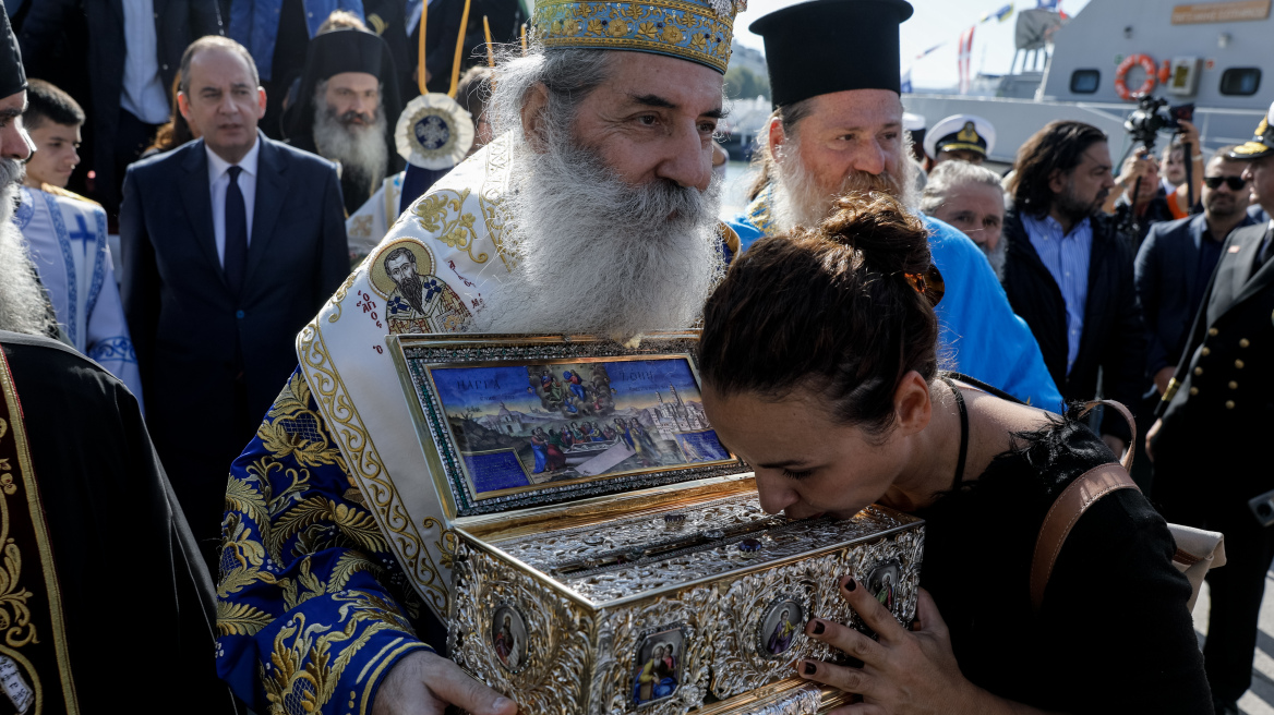 Πειραιάς: Πλήθος πιστών και σήμερα στον Άγιο Νικόλαο για να ...