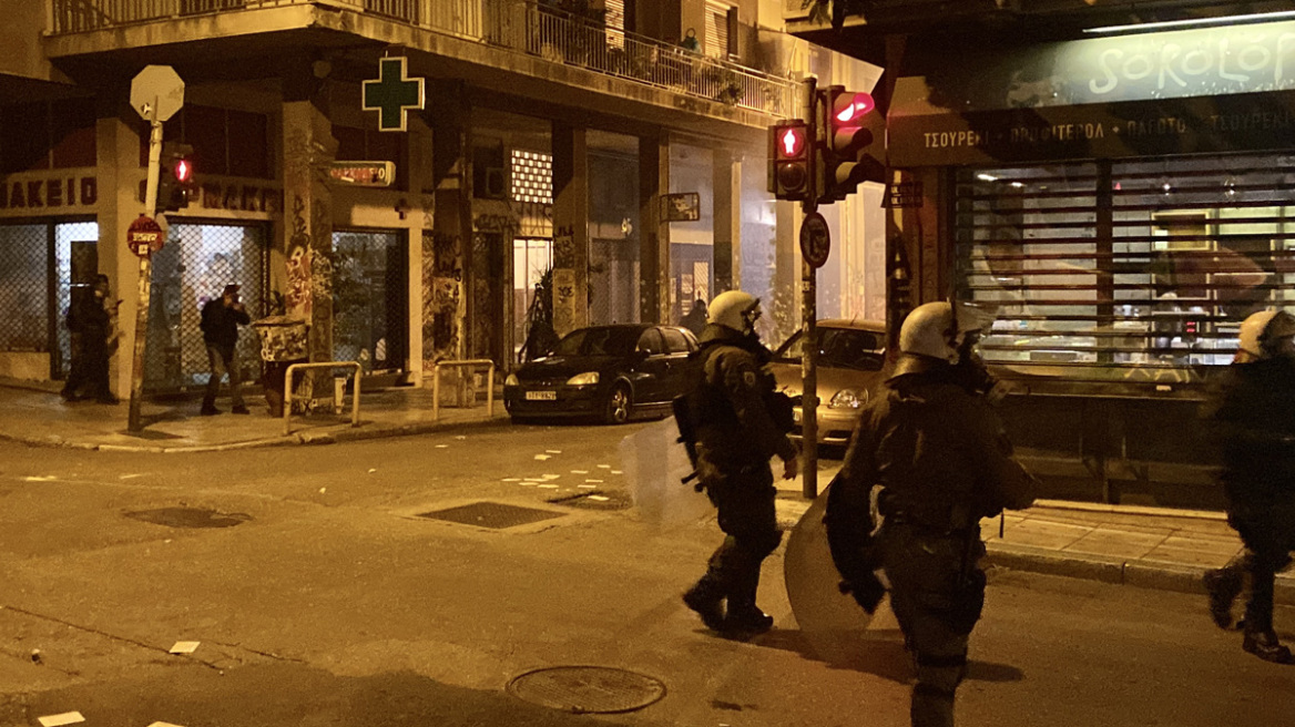 Επεισόδια στα Εξάρχεια - Επίθεση με βόμβες μολότοφ κατά διμοιρίας των ΜΑΤ