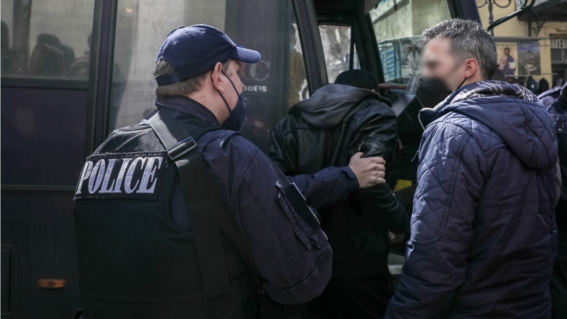 Επιχειρήσεις της ΕΛ.ΑΣ στην Αττική: Συνελήφθησαν 17 άτομα για διακίνηση ...