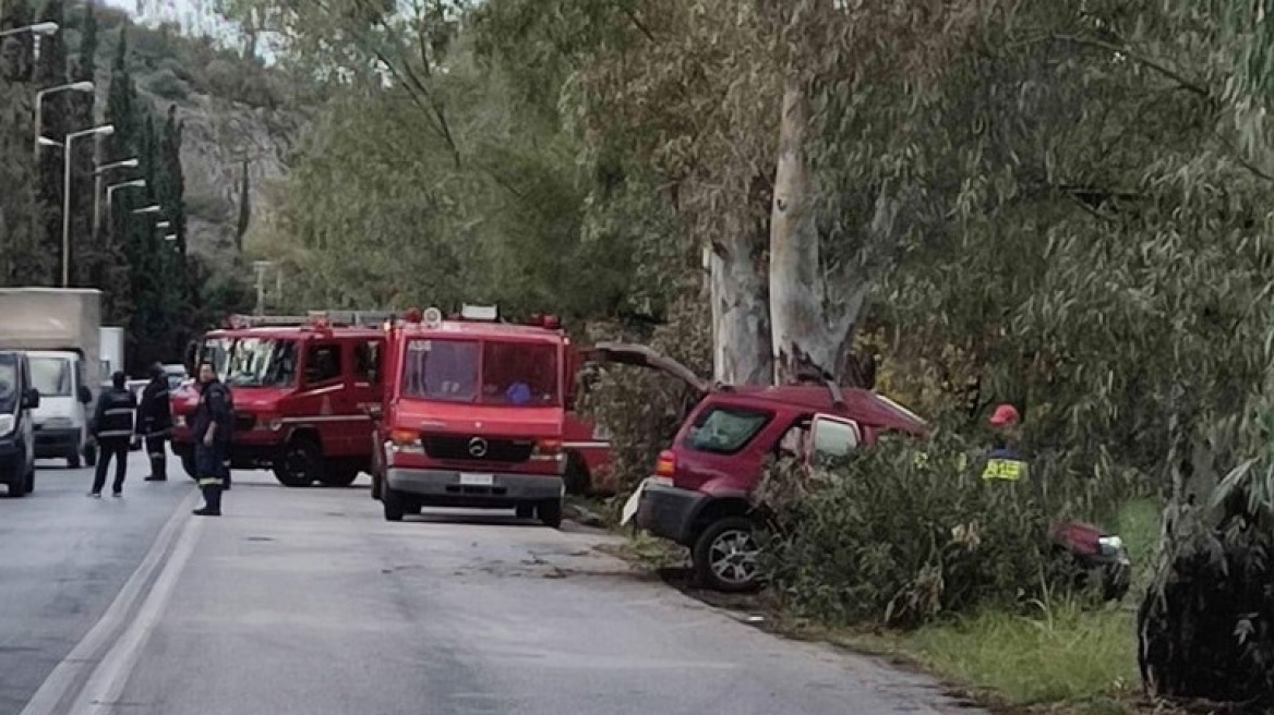 Καισαριανή: Τροχαίο με ΙΧ που έπεσε σε δέντρο – Απεγκλωβισμός γυναίκας