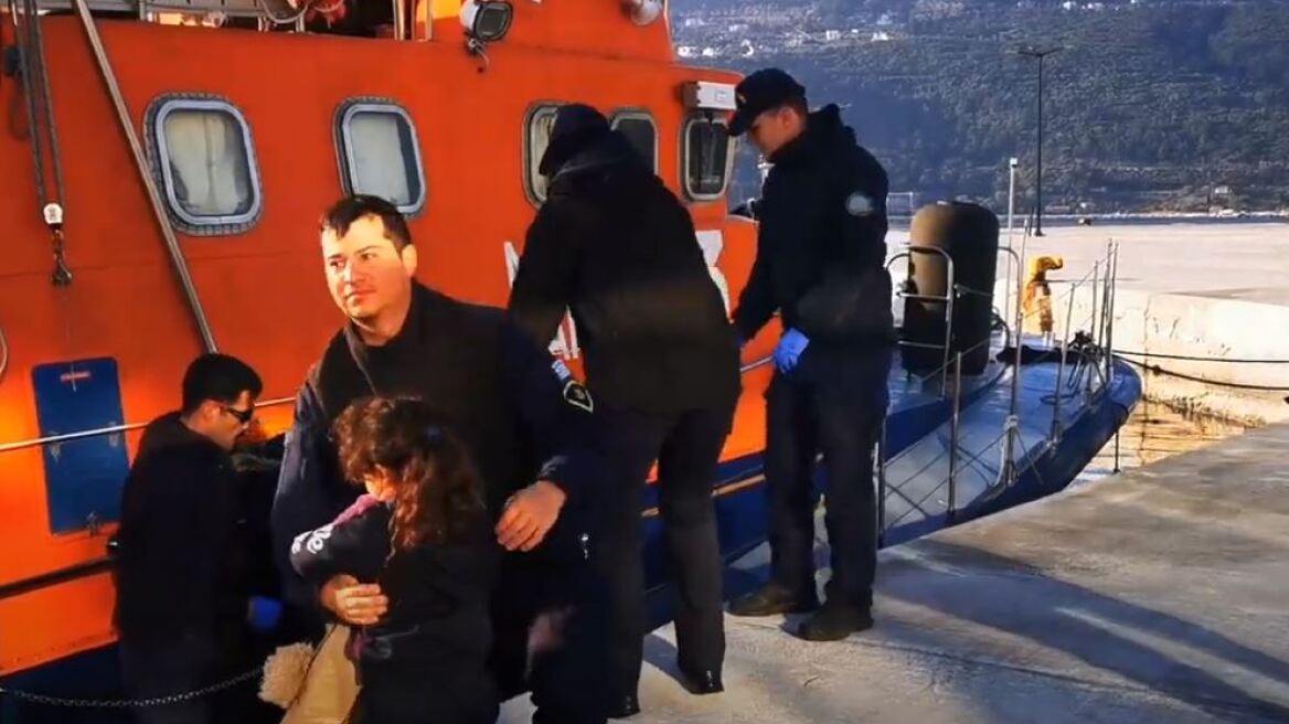 Σάμος: Βίντεο από την επιχείρηση έρευνας και διάσωσης 18 μεταναστών ...