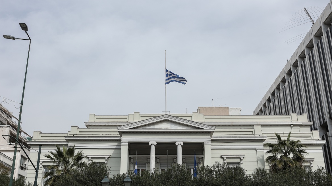 Σύγκρουση τρένων: Μεσίστια η ελληνική σημαία στο Μέγαρο της Βουλής