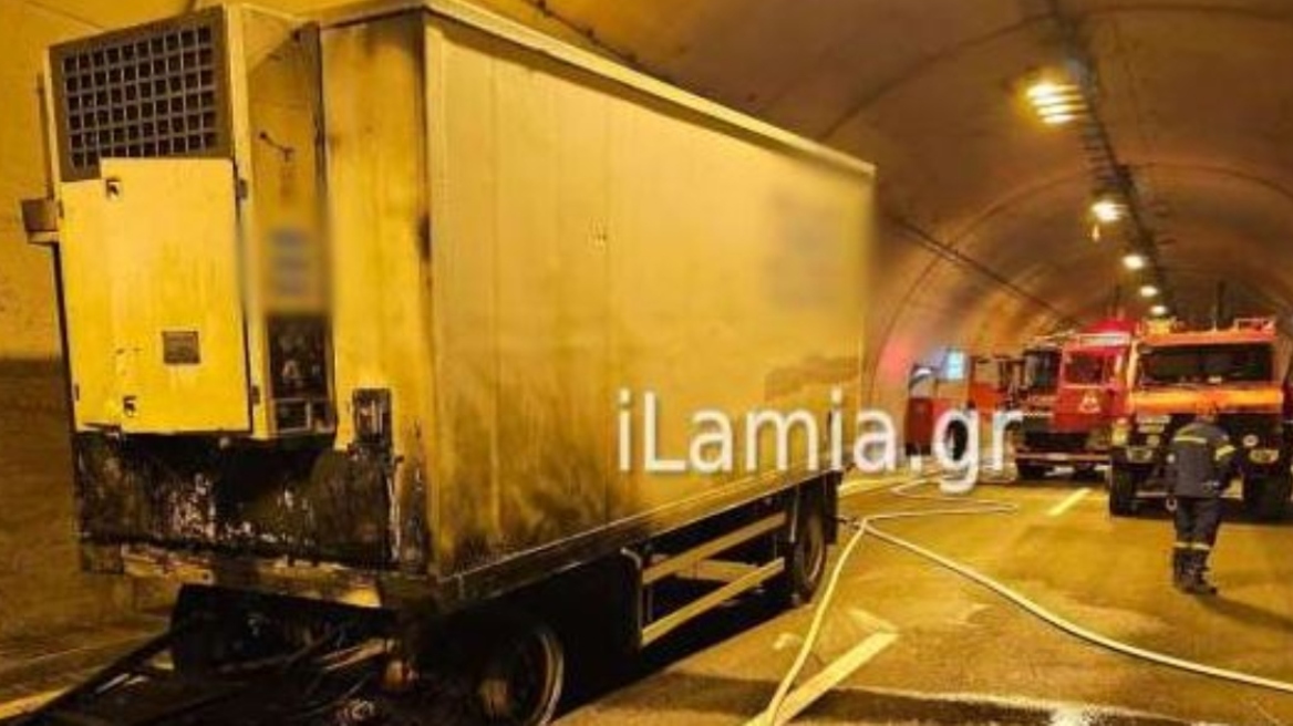 Εθνική Οδός Αθηνών-Λαμίας: Φωτιά ξέσπασε σε φορτηγό μέσα σε σήραγγα