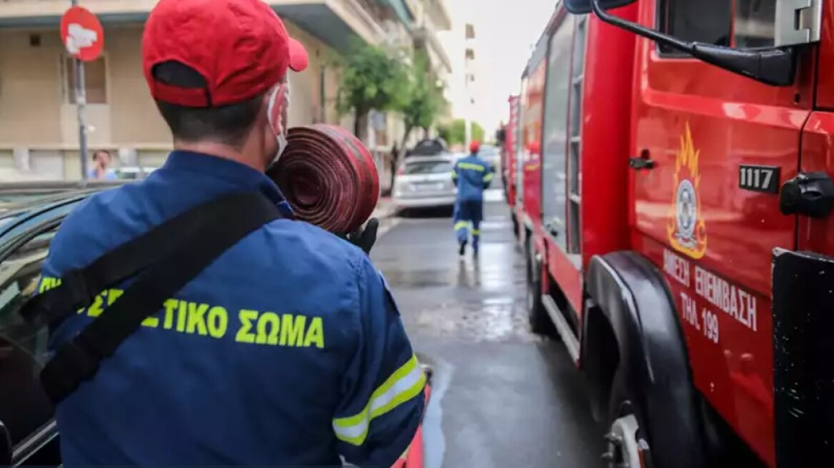 Υπό έλεγχο η πυρκαγιά σε διαμέρισμα στα Κάτω Πατήσια - Παραμένουν ...