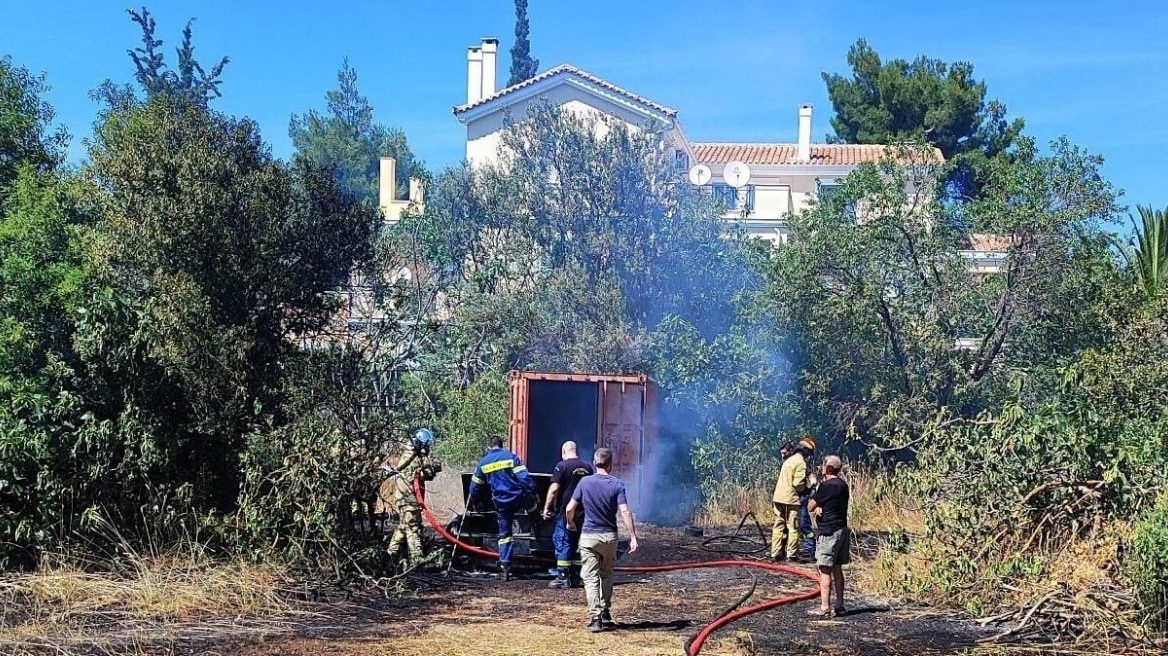 Υπό έλεγχο η φωτιά σε αυτοκίνητο στην Κηφισιά - Δείτε φωτογραφίες