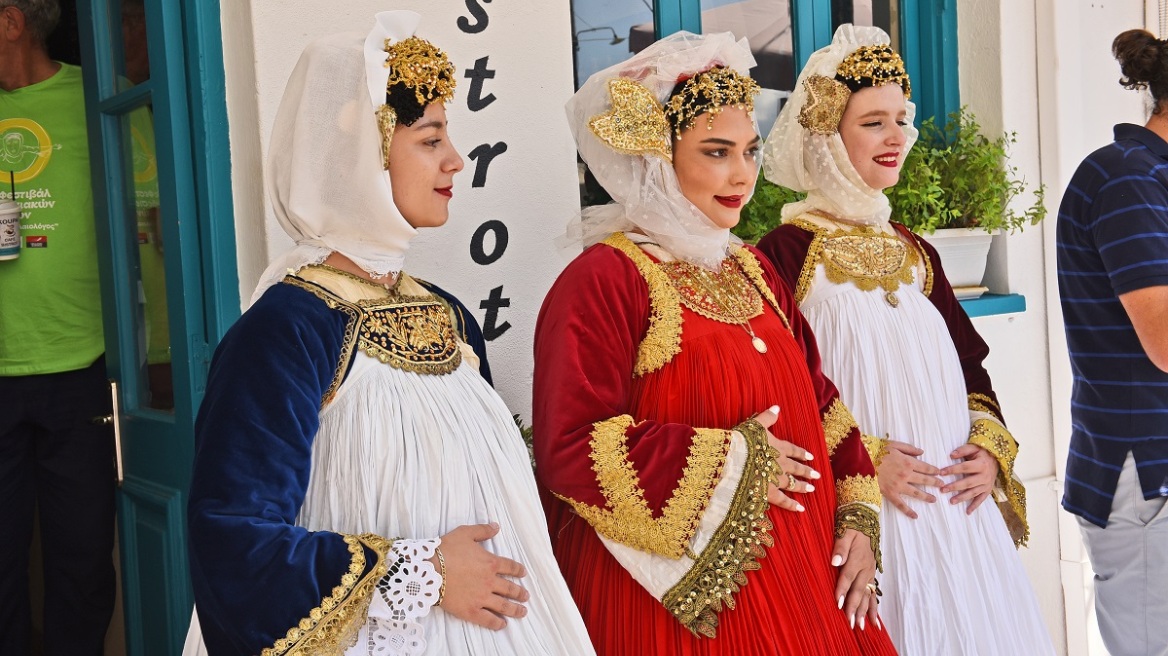 Παραδοσιακοί χοροί, φορεσιές, καραβάκια μινιατούρες, κεραμικά: Οι πιο ...