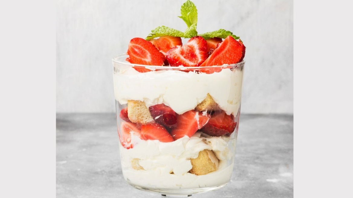 Σπιτικό trifle με φρέσκες φράουλες