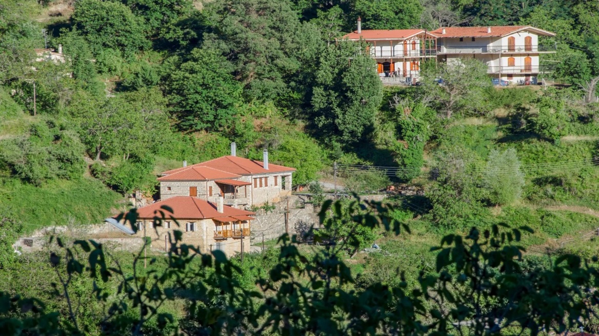 Σαββατοκύριακο σε ένα χωριό της Αχαΐας κρυμμένο μέσα στα έλατα
