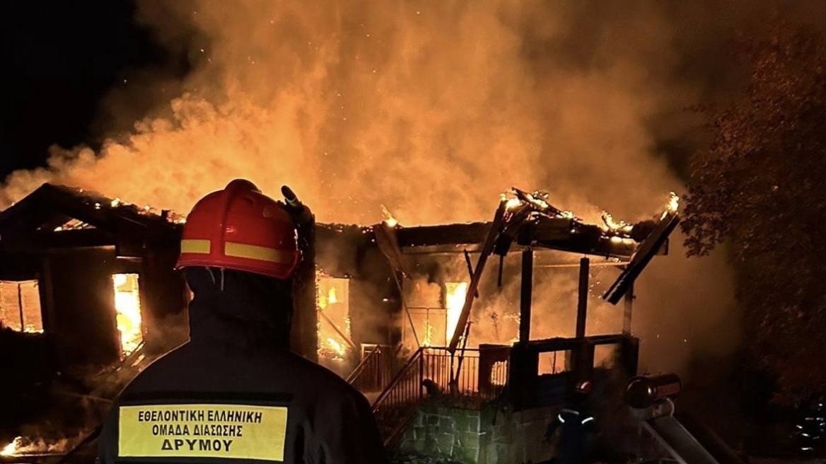 Φωτιά στη Θεσσαλονίκη: Παραδόθηκε στις φλόγες μονοκατοικία στη Δορκάδα ...