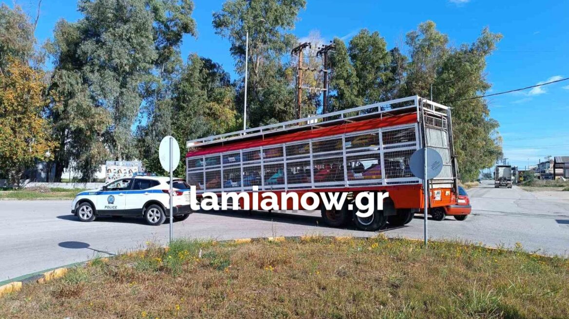 Λαμία: Απρόοπτο με φορτηγό που μετέφερε συγκρουόμενα αυτοκίνητα λούνα ...