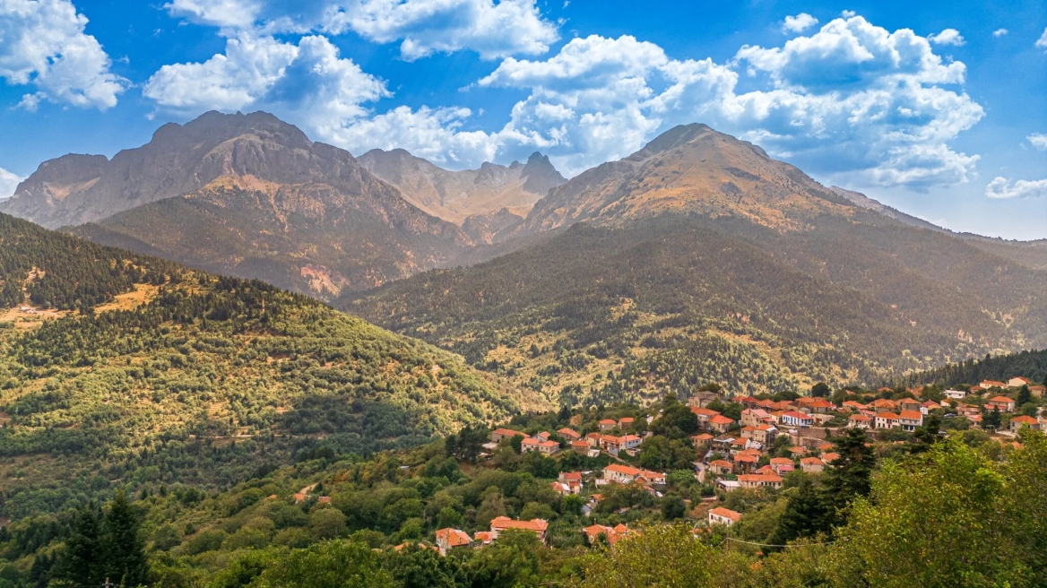 3 χωριά ησυχαστήρια της Φωκίδας μέσα σε επιβλητικά βουνά και ...