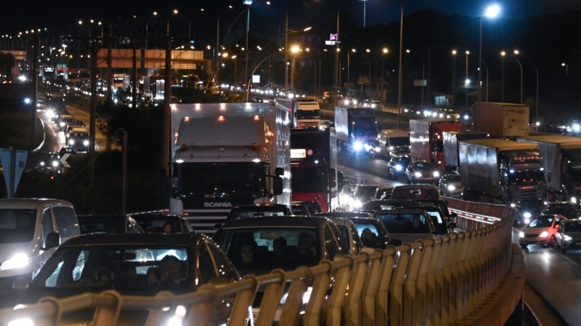 Κίνηση: Κυκλοφοριακό χάος στον Κηφισό λόγω δύο τροχαίων - Στο ...