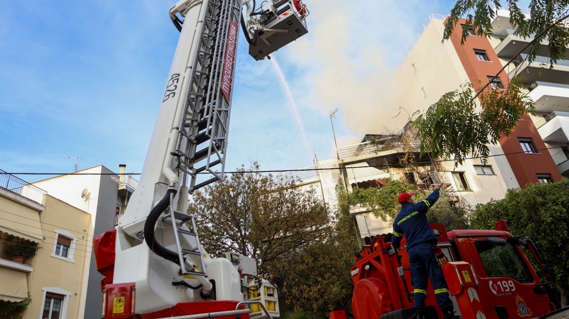 Φωτιά σε διαμέρισμα στη Νέα Σμύρνη - Απομακρύνθηκε μια ηλικιωμένη