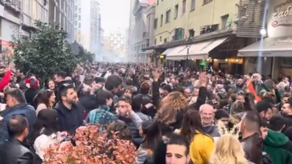 Το αδιαχώρητο στο κέντρο της Θεσσαλονίκης - Τραγουδούσαν Βασίλη Καρρά