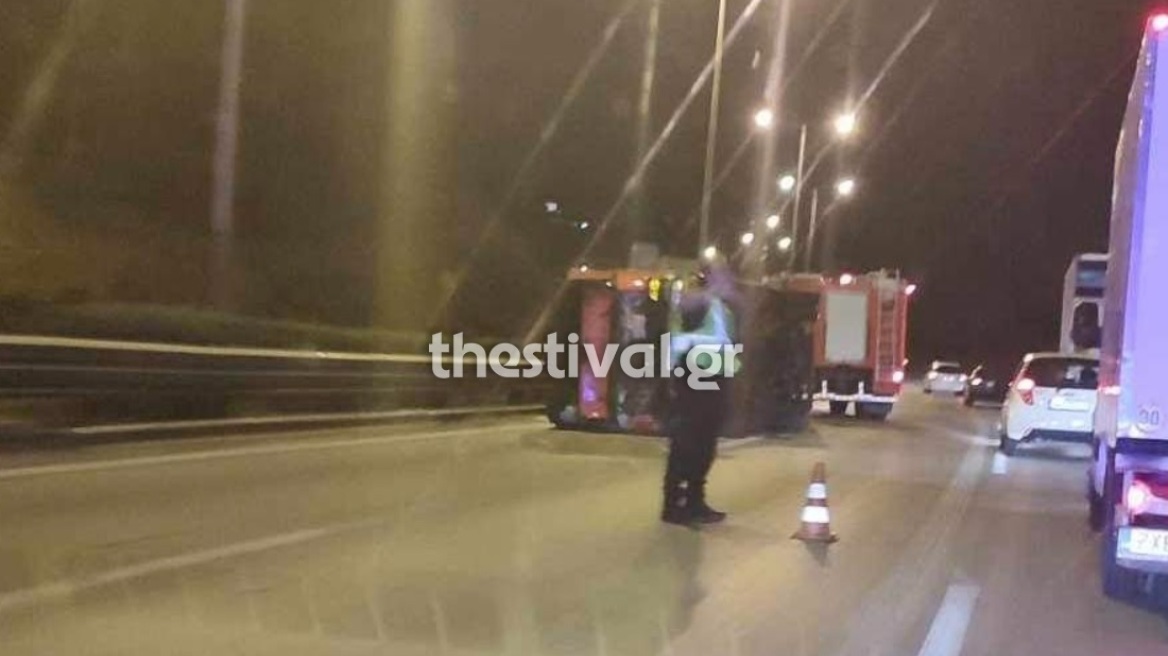 Θεσσαλονίκη: Σύγκρουση νταλίκας με ΙΧ στη γέφυρα του Αξιού