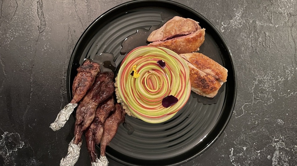 Πιάτα που αξίζει να δοκιμάσετε: Το ορτύκι με κεχρί και μήλα στο Esthio