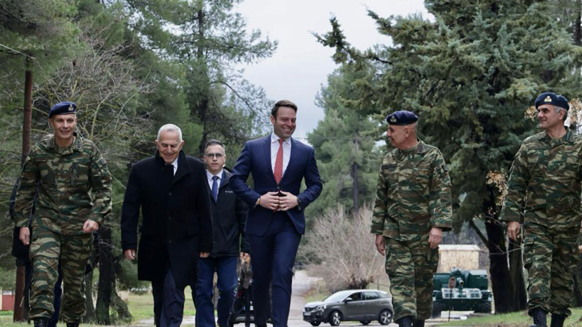 Το Κέντρο Εκπαίδευσης Πυροβολικού στη Θήβα επισκέφθηκε ο Κασσελάκης ...