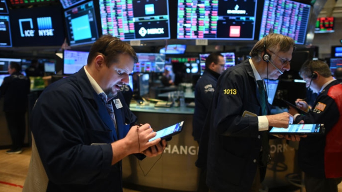 Wall Street: Τριγμούς πυροδότησαν τα αρνητικά μηνύματα της Fed