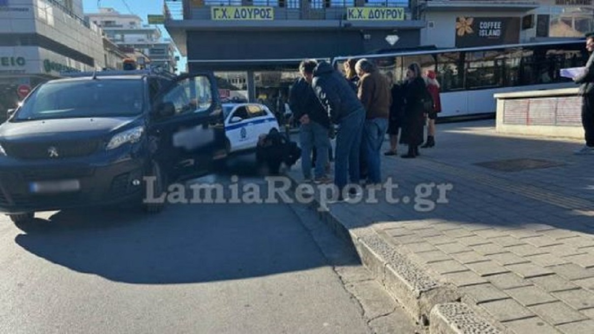 Λαμία: Κάμερα κατέγραψε την παράσυρση ηλικιωμένου πεζού από φορτηγάκι ...
