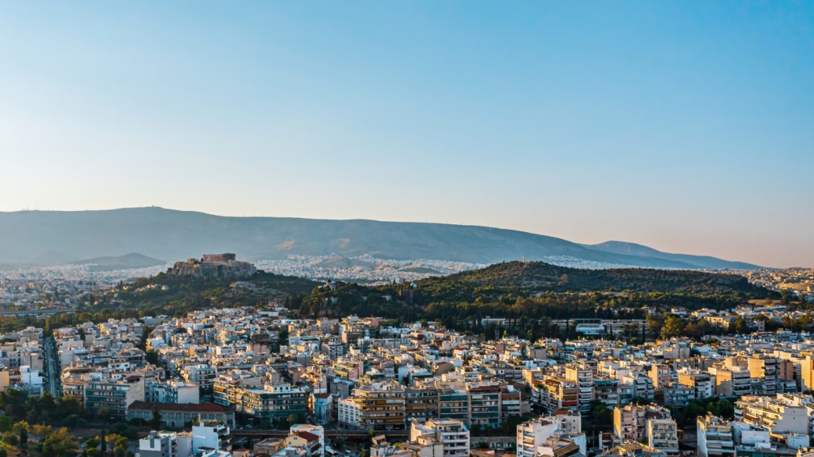 Μια μεζονέτα και μια μονοκατοικία προς πώληση σε Διόνυσο και Φιλοθέη