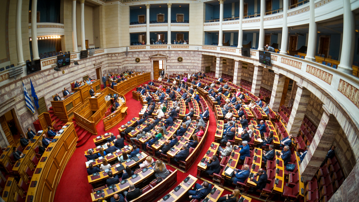 Ο Μητσοτάκης στρεψοδικεί διά της κοστολόγησης, λένε πηγές του ΣΥΡΙΖΑ