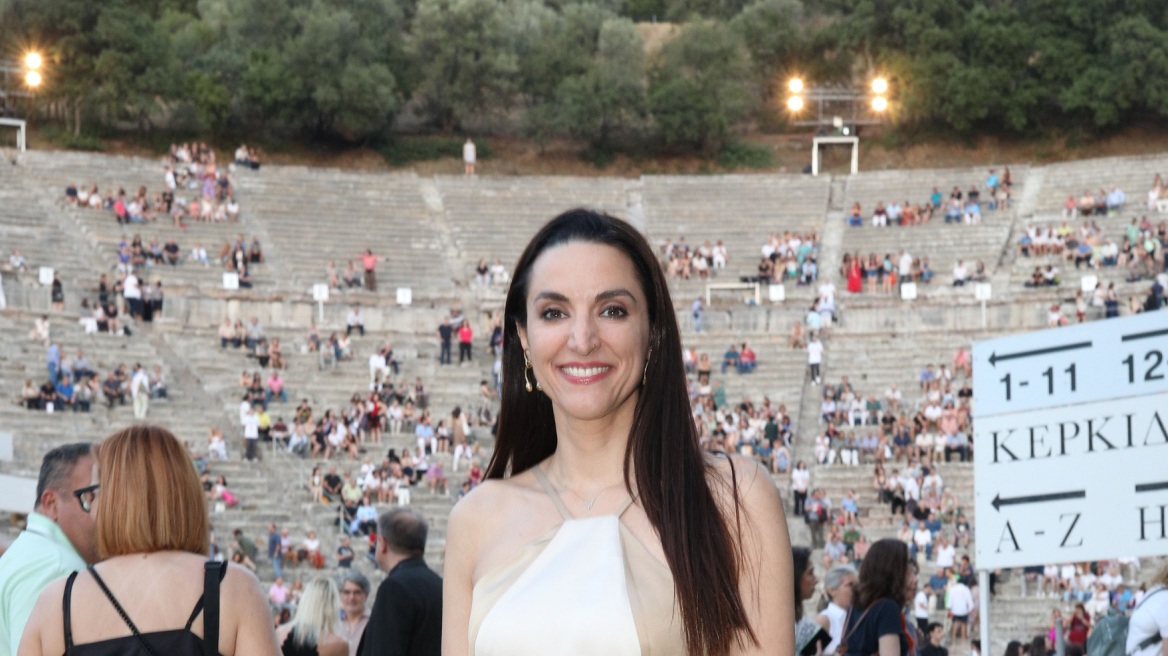 Η Κατερίνα Ευαγγελάτου φωτογραφήθηκε στην Επίδαυρο με τον προπονητή του ...