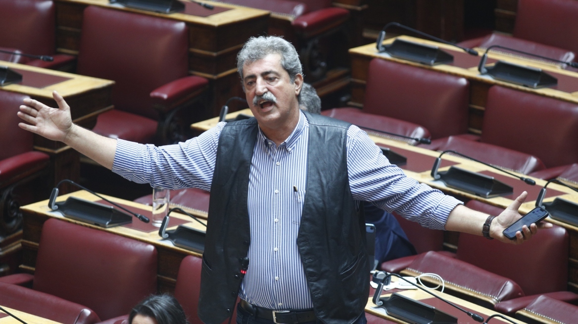 Πολάκης με ανοικτά μικρόφωνα στη Βουλή: Ωωω ρε που@@η δεν προλαβαίνω να ...