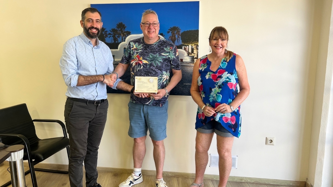 Ρόδος: Τιμήθηκε ζευγάρι Βρετανών που έχει επισκεφθεί το νησί πάνω από ...