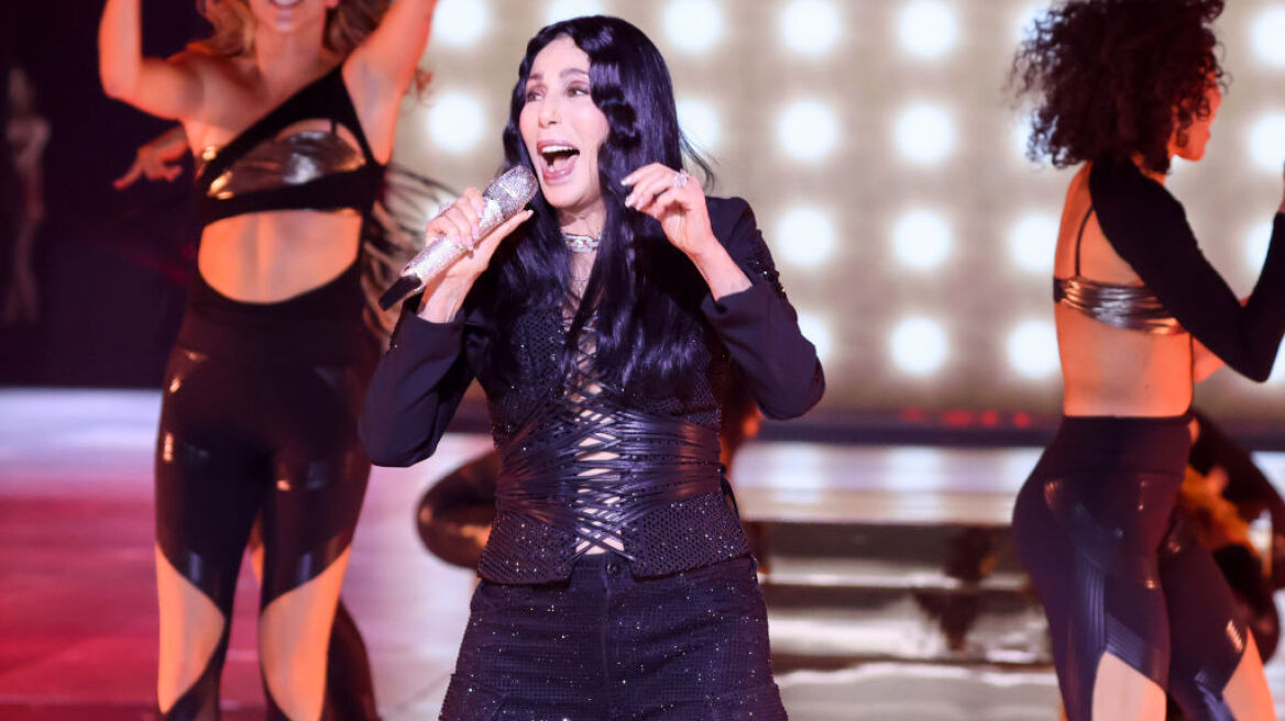 Cher: Στο show της Victoria’s Secret φορούσε ανάποδα τον κορσέ της