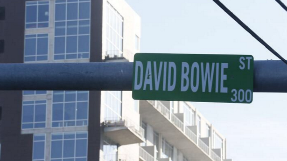 ΗΠΑ: Και ξαφνικά, η Bowie Street έγινε... David Bowie St!