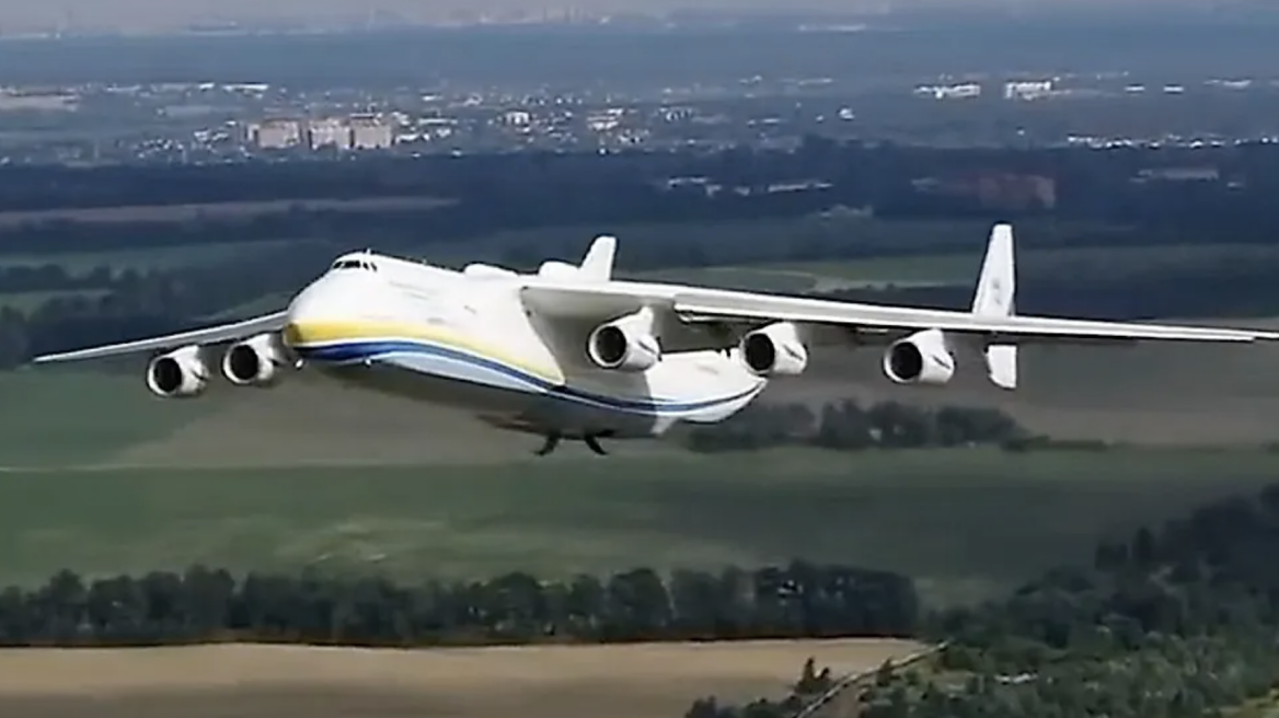 Η τελευταία απογείωση του Antonov πριν το κάψουν οι Ρώσοι (+video)
